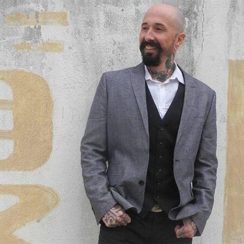 Hanan Asyraf buys large volumes of ordinary used clothes – then ...