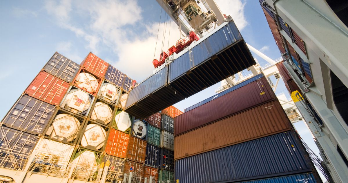 Lift On, Lift Off (LOLO) | DHL Logistics of Things